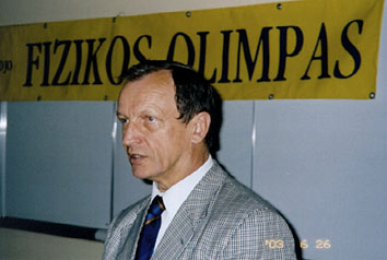 9-os laidos išleistuvių šventės akimirkos (2003 06 26)